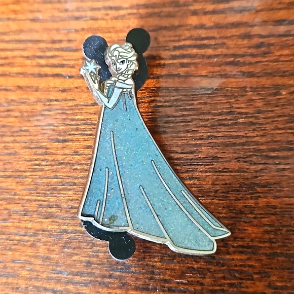 Disney | Jewelry | 24 Disney Pin Frozen Elsa In Glitter Dress Princess ...